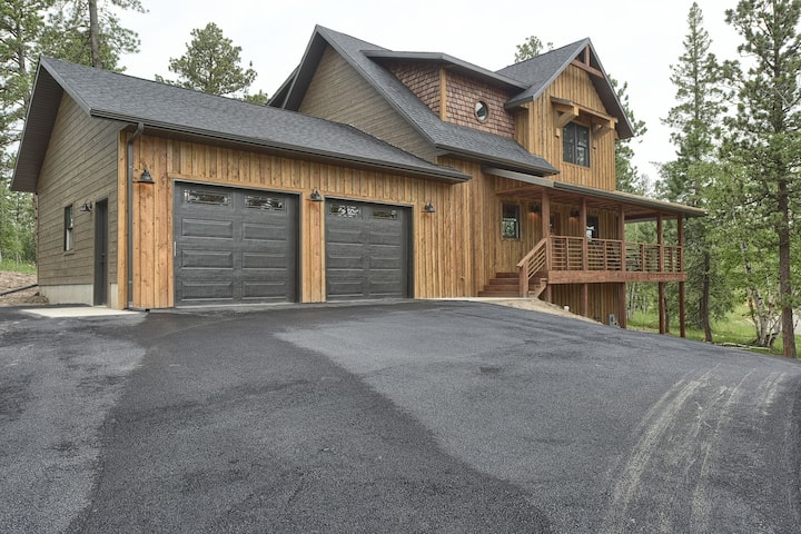 Close To Trails W/ Large Garage On Paved Roads, W/ Hot Tub And Fire Pit Table - Lead, SD