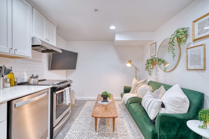 Retro Hideaway - Trendy Location - 2br - Sleeps 4 - Portland, OR