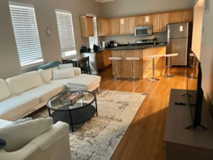 Sophisticated, 2-br Condo In Old Town - Chicago