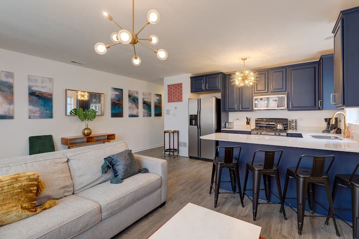 2bd, 2ba + Sofabed Condo Near Downtown & Park - McKinley Park - Chicago