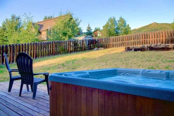 Ac-private Hottub-view-steps 2 Bus/park-grill-dogs - Steamboat Springs, CO
