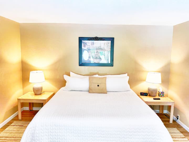 Burgundy Room At Kerbyville Inn - Newly Remodeled - Cave Junction, OR