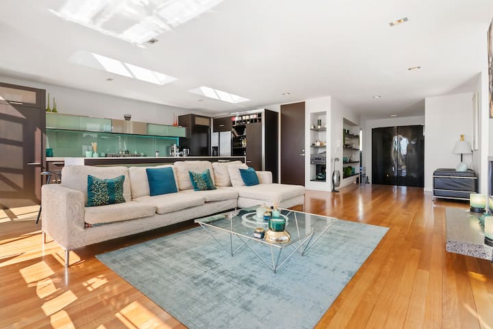 Designer Three Bedroom Home With Harbour Views - Auckland