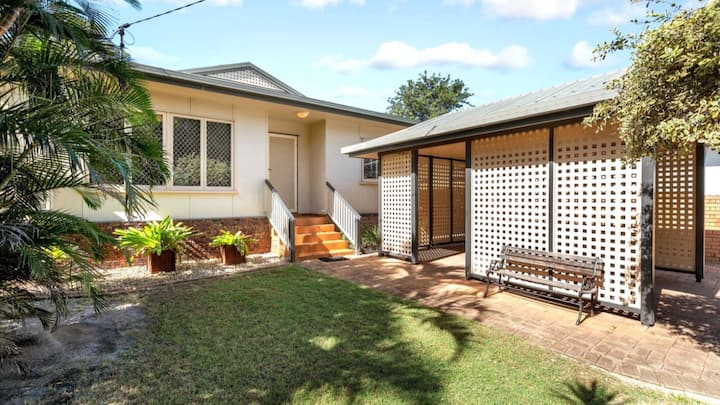 Cottage By The Surf Beach - Brisbane