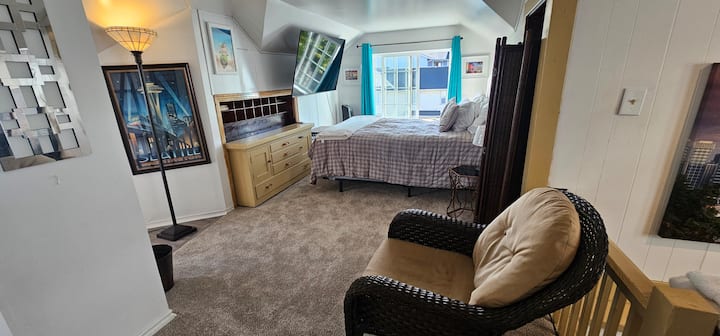 Large Loft With Private Bathroom - Tacoma, WA