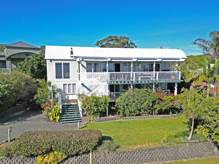 Large Family Beach House Set High On The Hill With Ocean Views. - Point Lookout