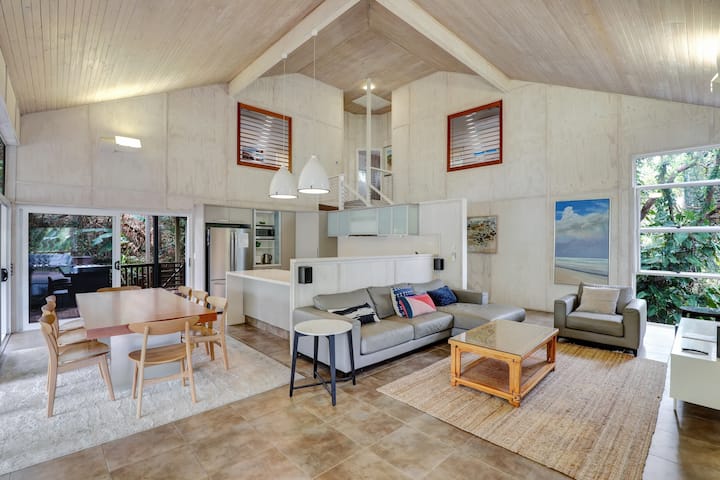 Pets Allowed In This Large Family Beach House A Short Walk To Hotel And... - North Stradbroke Island