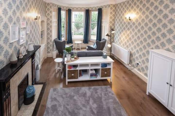 Bright, Spacious Edinburgh City Centre Apartment - Leith