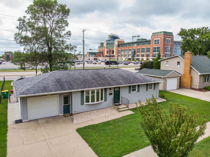 Game Day Hq W/ Fan Cave, Fire Pit + Stadium Views - Hobart, WI