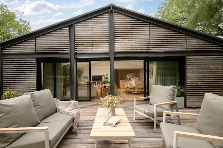 Pond Lodge - Hot Tub Stay With Views & Log Burner - South Cerney