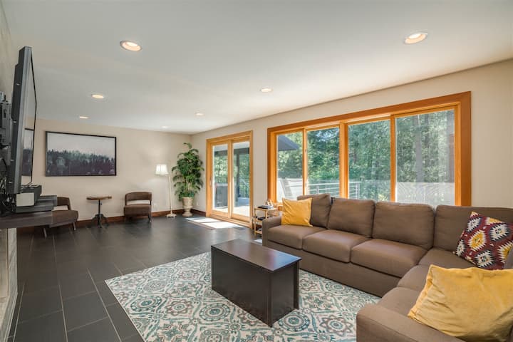 Hot Tub, Pickleball, Covered Deck At Remodeled Gem - Cashmere, WA