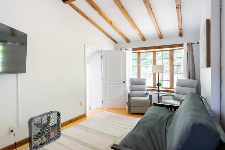 Spacious Two Bedroom Apartment - Wellesley, MA