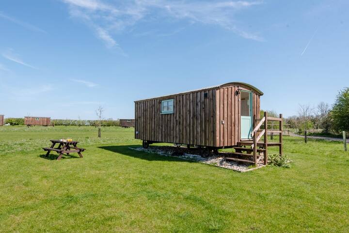 Honeysuckle Farm Hut 3 - Suffolk Farm Holidays - Suffolk