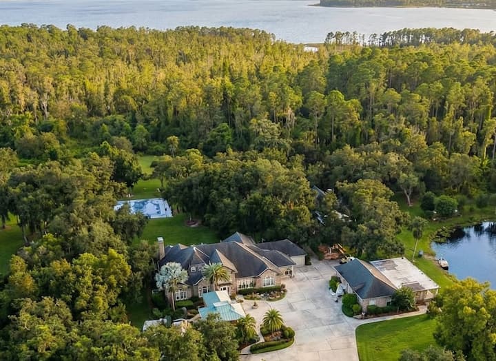 Lakefront 12br Estate | Pool, Games, Weddings - Clermont, FL