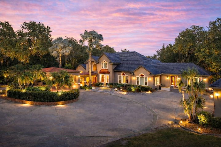 Lakefront 12br Estate | Pool, Games, Weddings - Clermont, FL