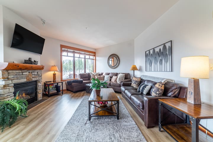 Condo Overlooking Village W/ Pool & Spa 425 - Mammoth Lakes, CA