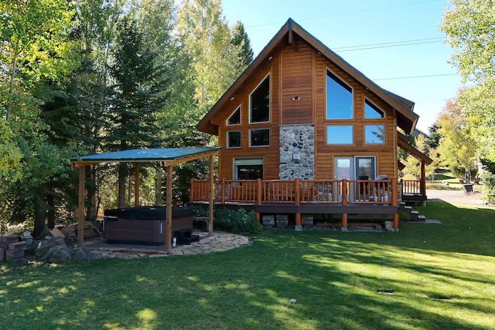 Cozy Cabin W/ Hot Tub Near Yellowstone - Island Park, ID