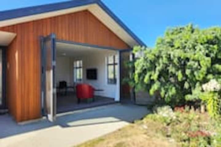 Equestrian View - Gorgeous Cozy Bungalow, Shotover - Central Otago District