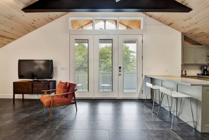 The Soco Studio | Chic Stay W/ Balcony - Austin, TX