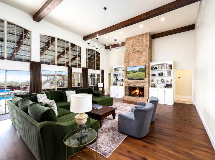 Vista Grande: Luxury Home W/ Heatable Pool & Views - Helotes, TX
