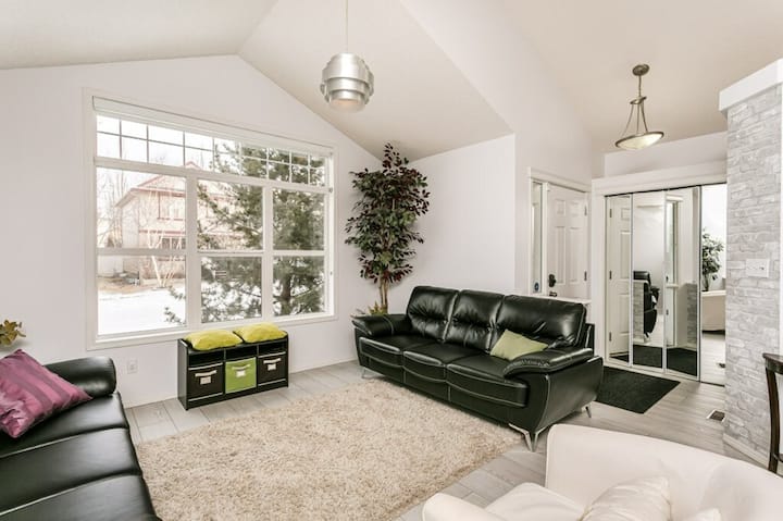 Trelle - Central Ac, Fenced Yard, & Garage - Edmonton, Canadá