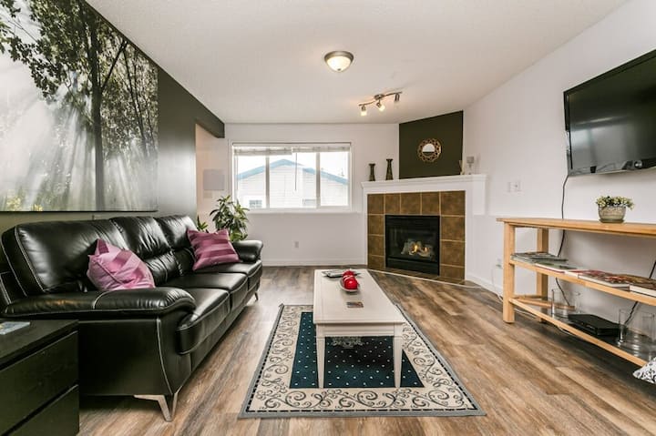 Trelle - Cozy Fireplace, Fenced Yard, & Dblegarage - Edmonton