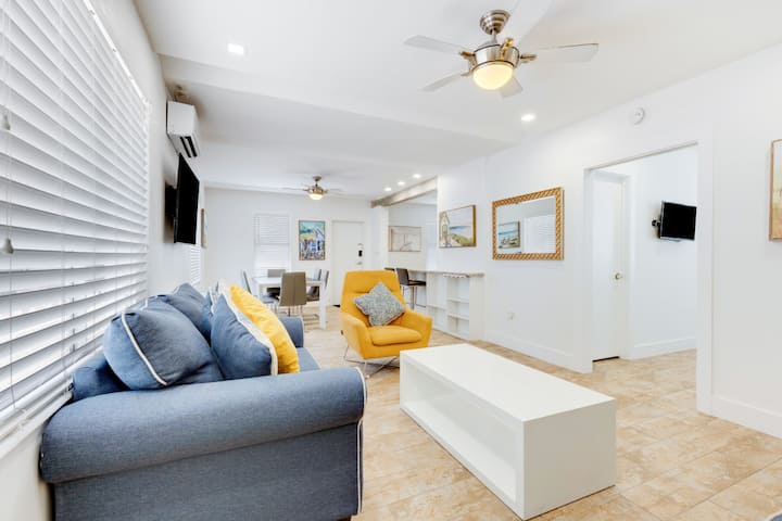 Ultra Chic Apartment Steps From The Beach - Hollywood, FL