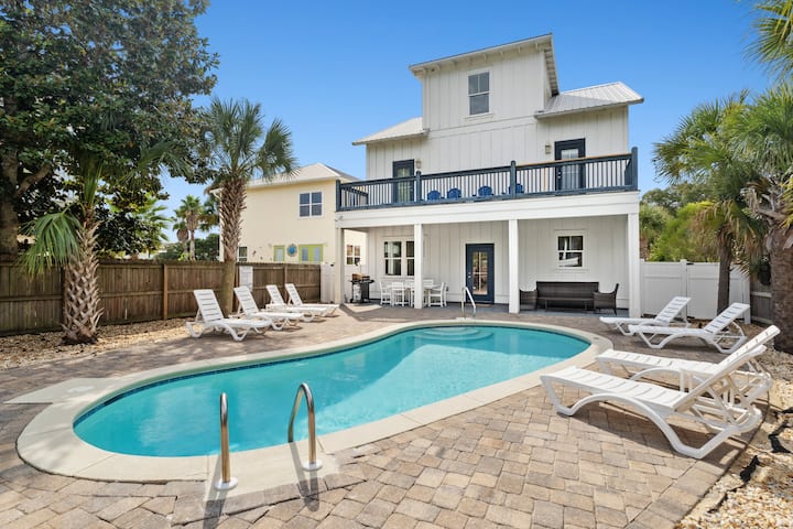Crystal Gem With Pool And Beach Chair Setup - Destin, FL