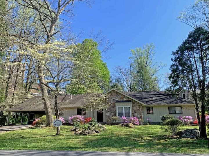 Home In Downtown Gatlinburg- Walk To The Strip! - Gatlinburg, TN