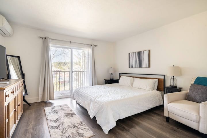 Quiet Escape: Fireplace, 5min To Downtown & River - Bend, OR