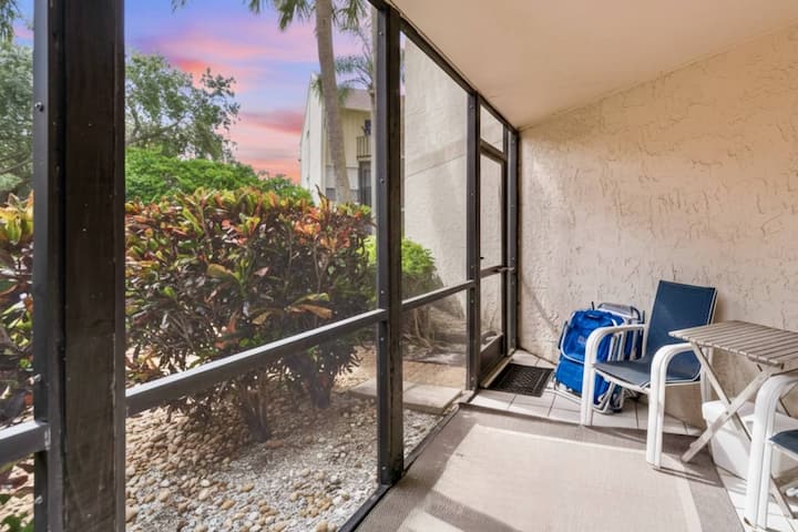 Heated Pool Living In Bay Oaks Short Walk To Beach - Siesta Key, FL