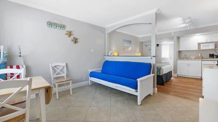 Pelican Pointe 211:walk To Beach~pool~free Parking - Pinellas County, FL