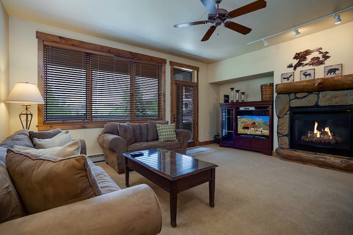 Cl3210 | Gorgeous Mountain Views | Winter Shuttle | Hot Tubs | 200 Yds To Mtn - Steamboat Springs