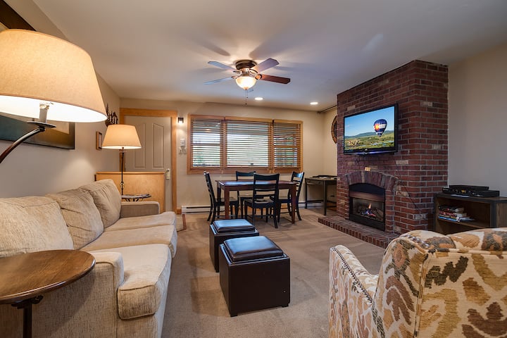 Sk302 | Nice Modern Condo | Ski In/out | Hot Tub - Steamboat Springs, CO
