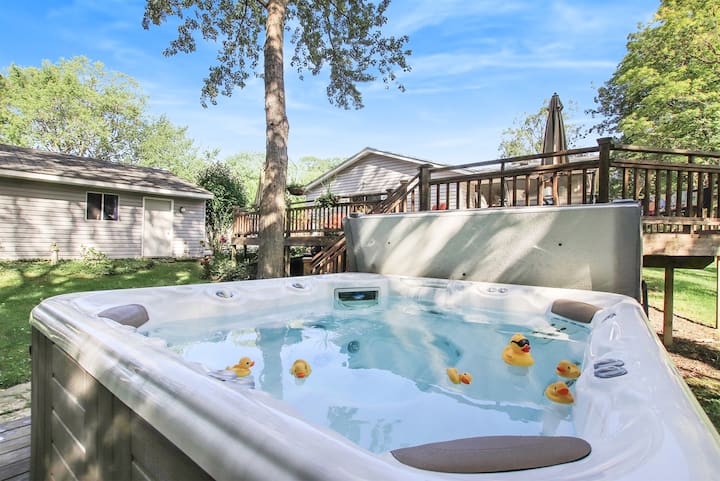 Tuck`s Treasure: Hot Tub, Walk To Lake Michigan - Saugatuck, MI