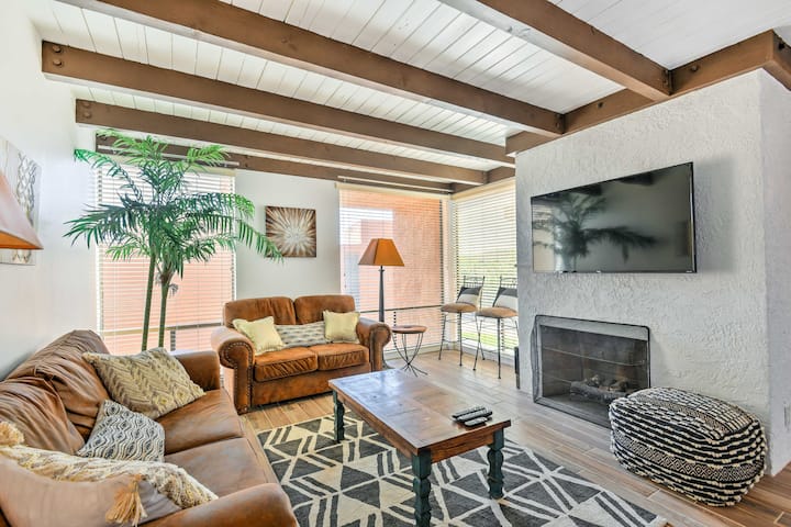 3 Mi To Old Town: Scottsdale Condo W/ Pool & Lake - Scottsdale, AZ