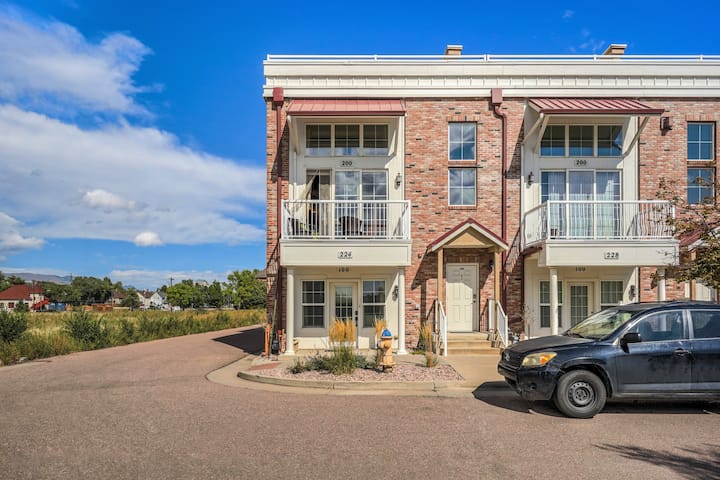 Fully Furnished Downtown Apartment | Pet Friendly! - Colorado Springs, CO