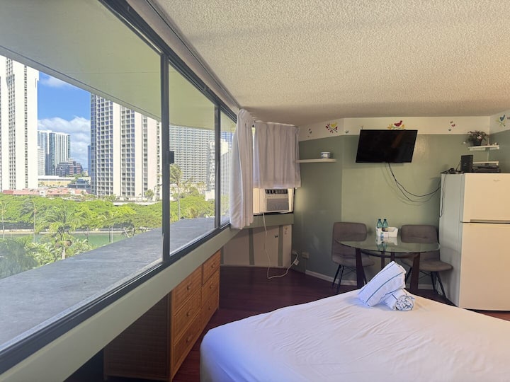*Walking Distance To Ala Moana*taxes/fees Included - Turtle Cove