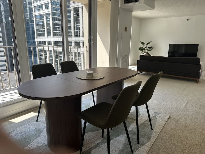 Location! Modern Condo In The Heart Of Downtown - Chicago, IL