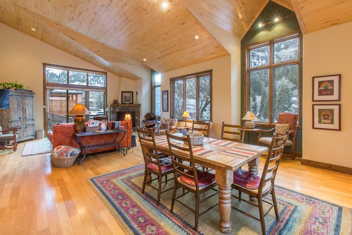 Luxury Condo | Blocks To Downtown| Private Deck| V - オウレイ, CO