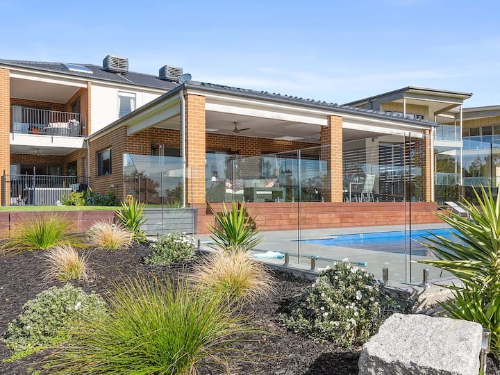 Tranquil Family Friendly, Bay Views, Pool & Spa - Mount Martha