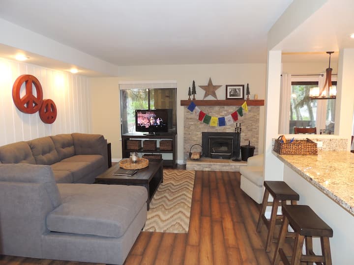 2 Bedroom - 2 Bath Corner Unit, #141 - Modern Mountain Accommodations - Mammoth Mountain, CA