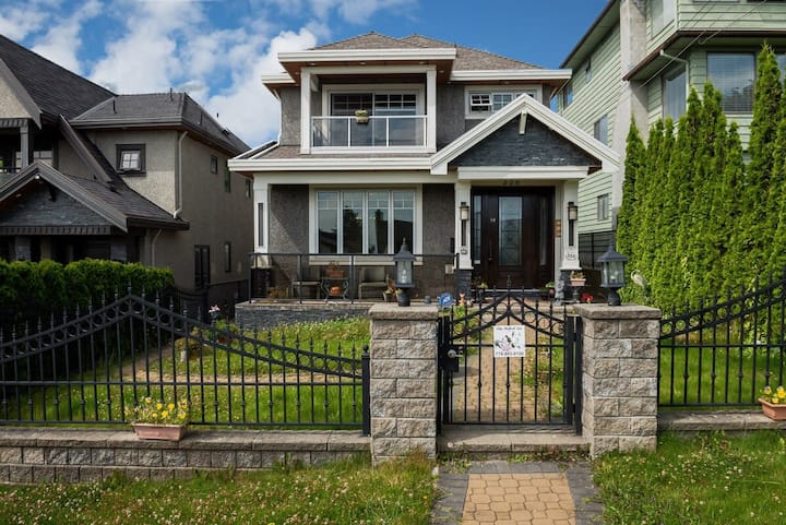 Stunning North Shore Family Home - Amazing Views! - North Vancouver