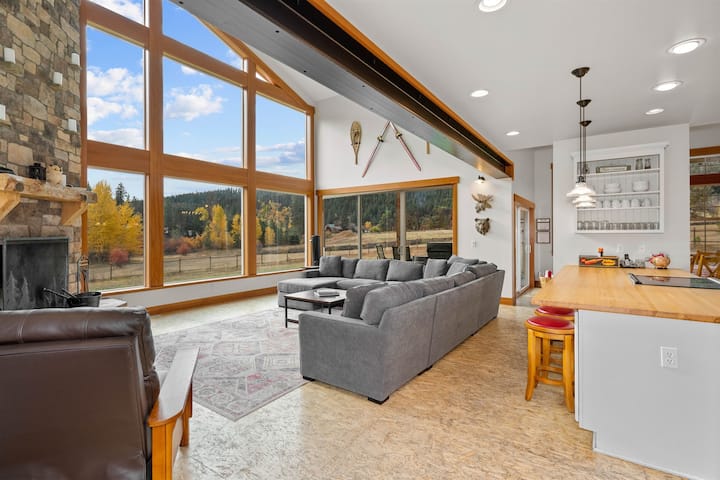 Riverfront, Sleeps 12 With A Hot Tub, Dogs Ok - Lake Chelan, WA