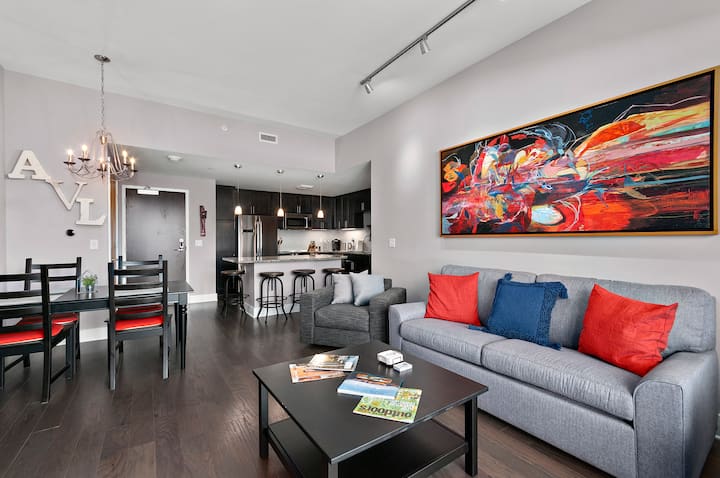 2br Condo W/ Balcony + Free Tix | Walk To Downtown - Asheville, NC