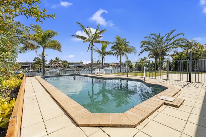 Relaxation & Space In A Canal Home - Bribie Island