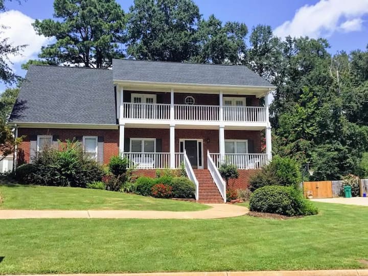 Southern Charmer Cottage - Tuscaloosa, AL
