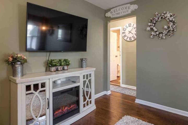 Suburban Farmhouse - Sleeps 12 - Royal Oak, MI