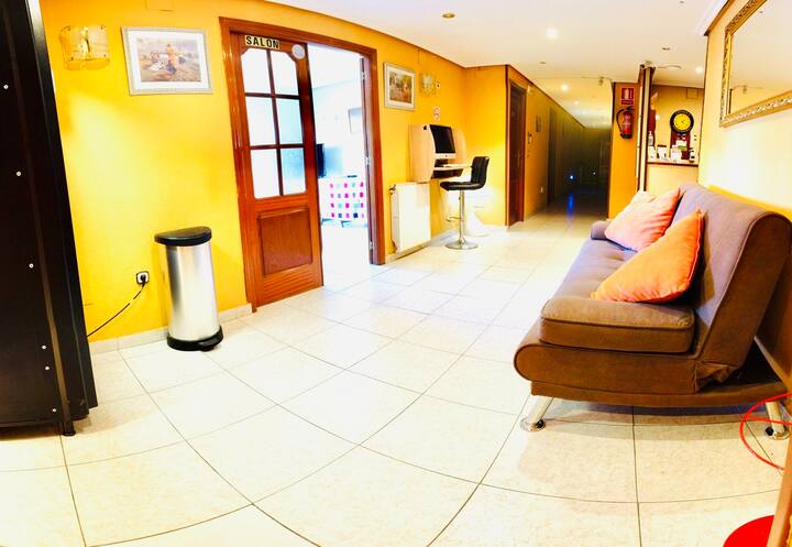 Hostal Sol Naciente - Apartamento 4  Pax. - レオン