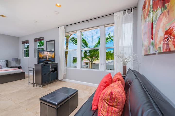 Pool View Getaway - Miami Beach, FL